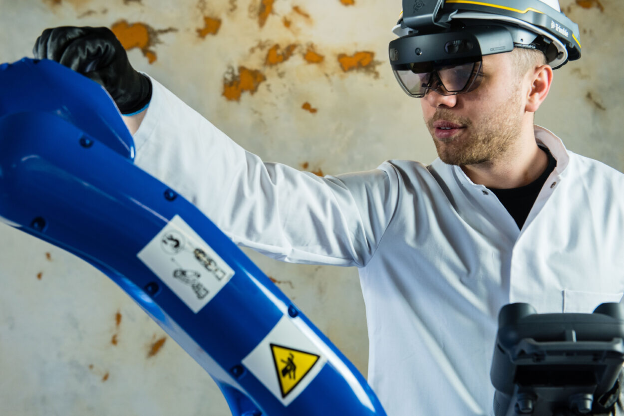 Augmented Reality (AR) Remote Assistance: Complete Guide | Nsflow Augmented Reality (AR) Remote Assistance: Complete Guide | Nsflow